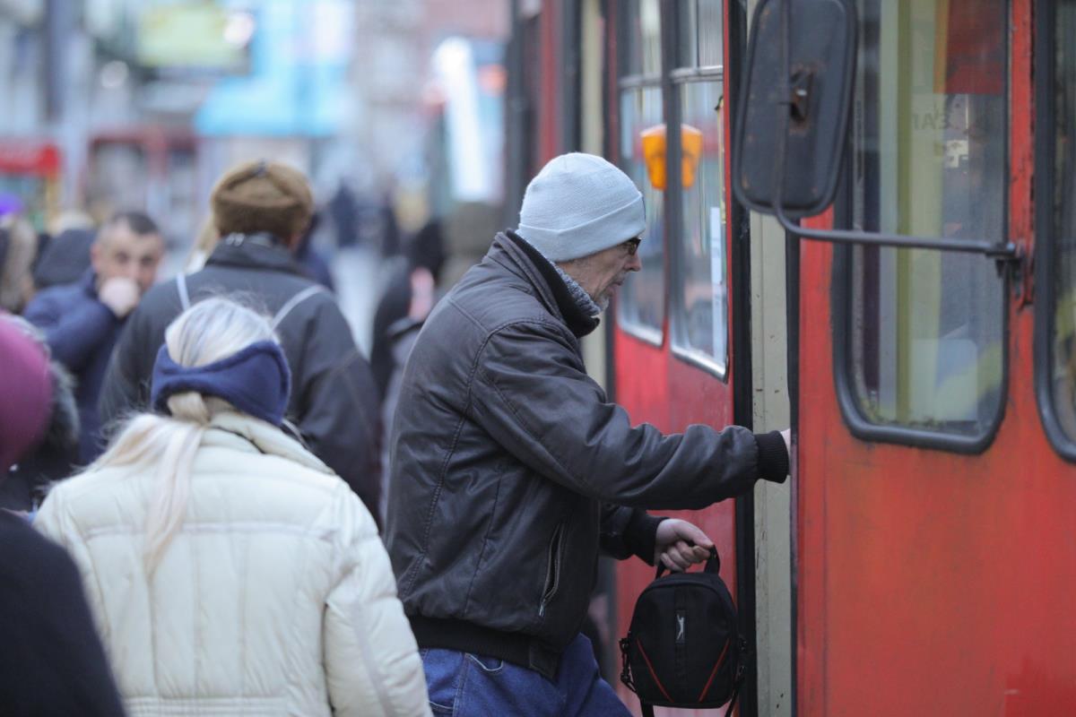Čovek u radničkom odelu u busu izvinjava se ženi da je ne isprlja | Kurir Čovek u radničkom odelu u busu izvinjava se ženi da je ne isprlja | Kurir
