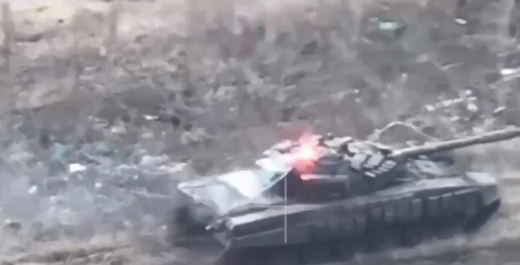 RUSKI TENK PREŽIVEO DIREKTAN UDAR RAKETE: Ili je Ukrajinac bio preblizu ...