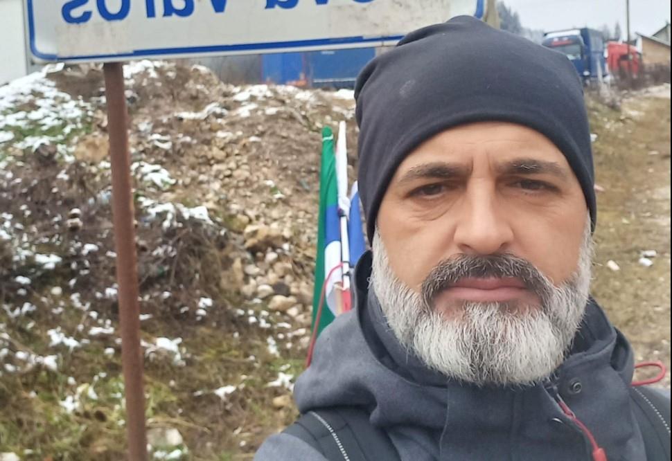 Enver koji pešači do Meke nastavlja put posle porodične tragedije | Kurir