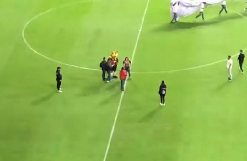 Zaprosio devojku nasred terena, njena reakcija šokirala sve | Kurir