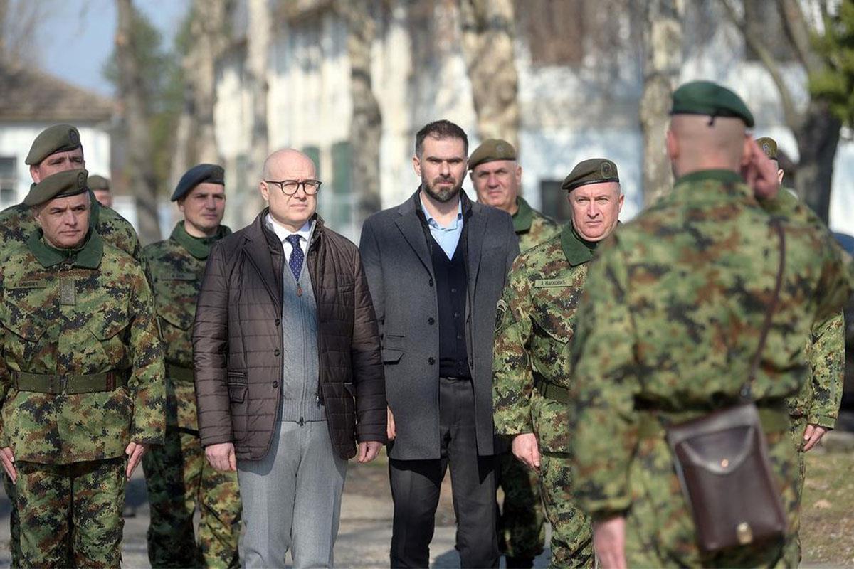 MINISTAR VUČEVIĆ obišao Prvu brigadu kopnene vojske | Kurir