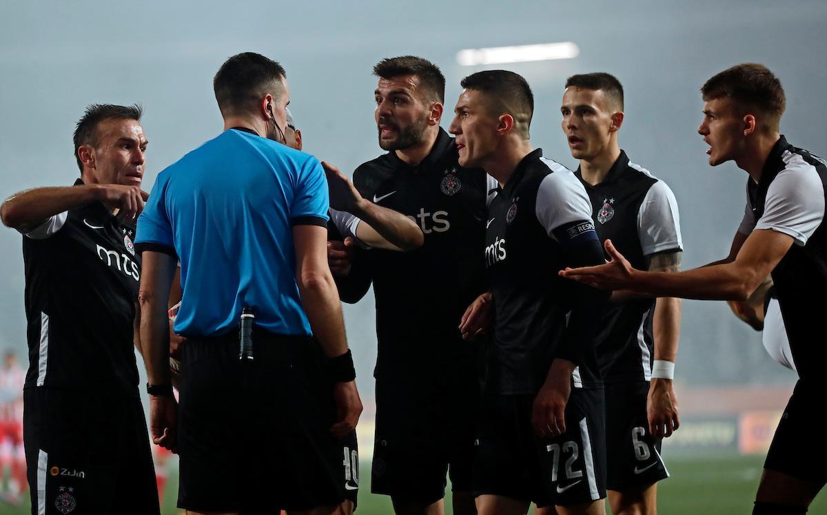 Fudbaleri Partizana kao programirani napadali sudiju | Kurir