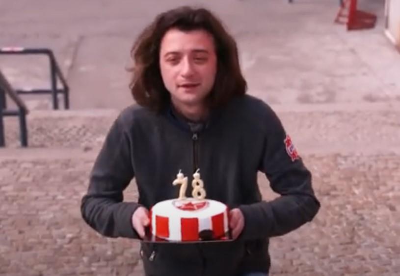 Mali Stanoje kupuje tortu za rođendan | Kurir