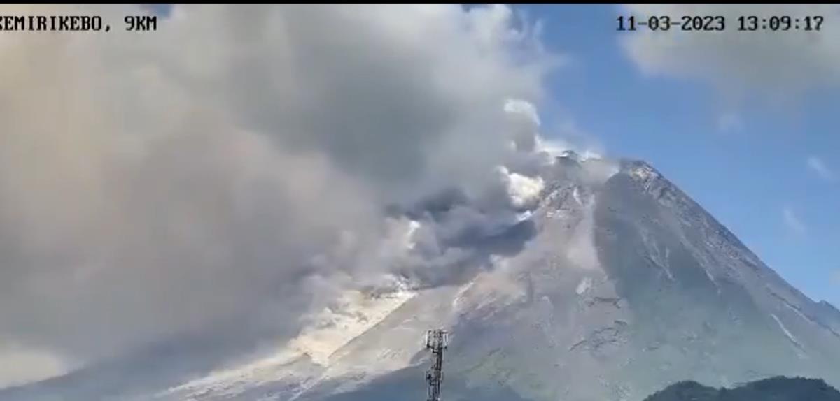 PRORADIO VULKAN U INDONEZIJI: Oblak dima visok 7 km, a "užarena reka ...