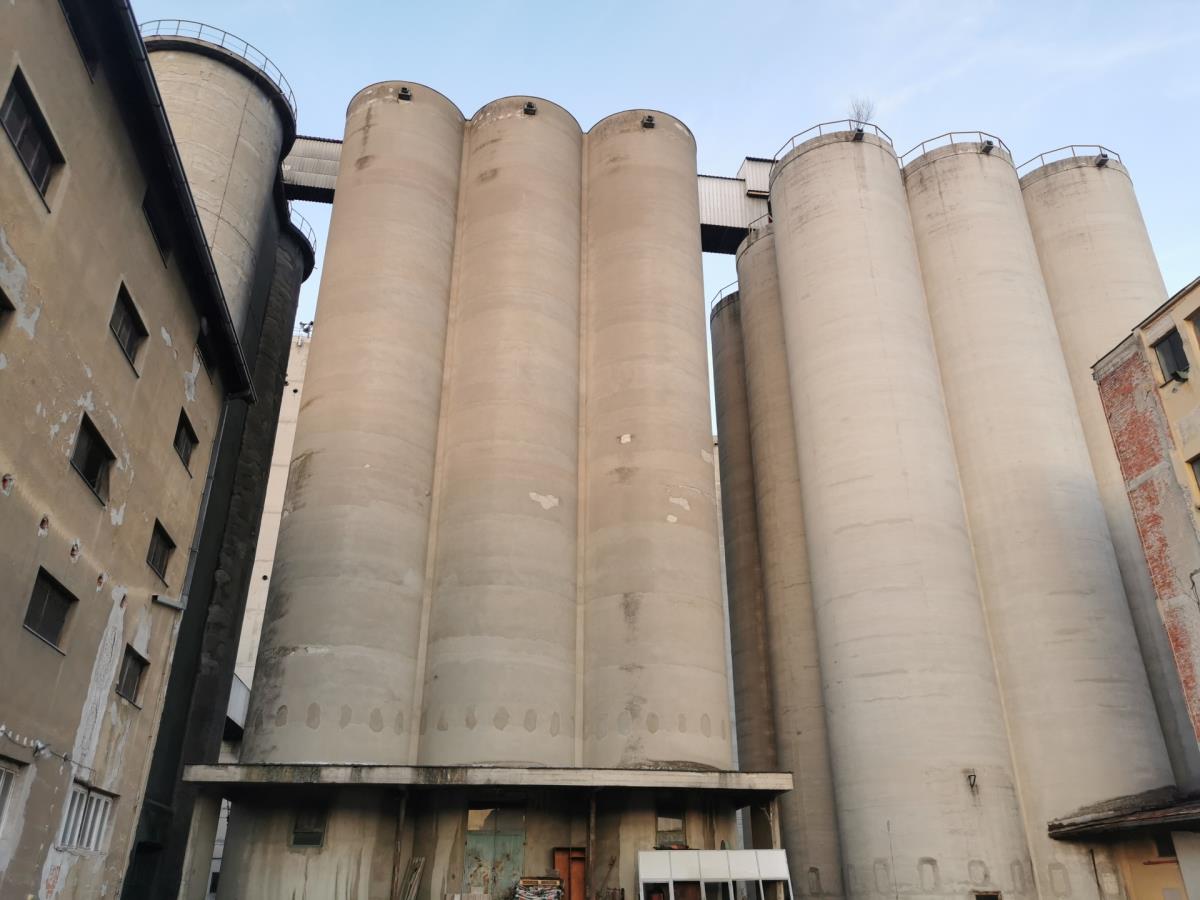 Radnik u Apatinu upao u silos, satima ga izvlačili | Kurir