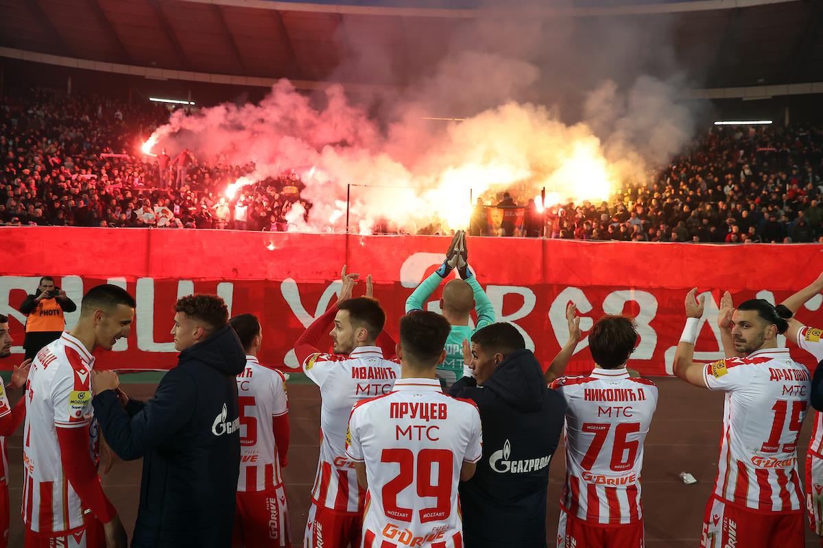 Delije organizovano gledaju derbi | Kurir