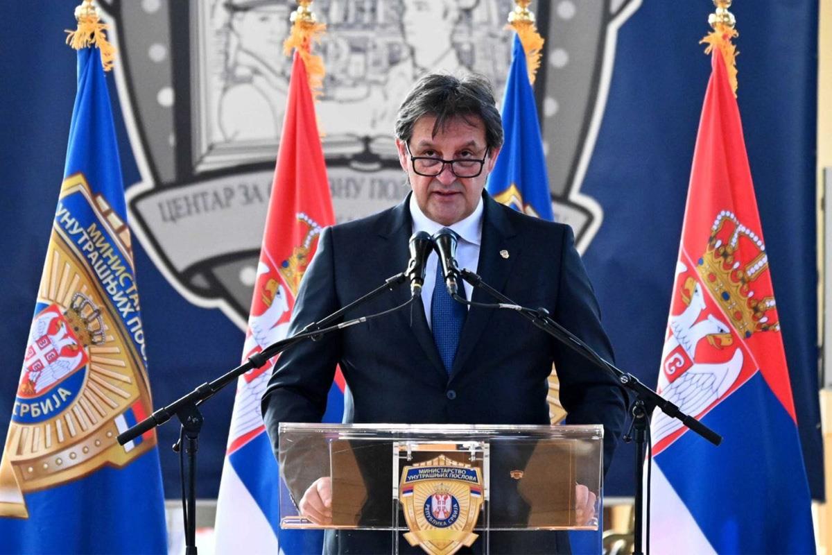 Ministar Gašić razgovarao sa taksistom koji je preživeo masakr kod ...