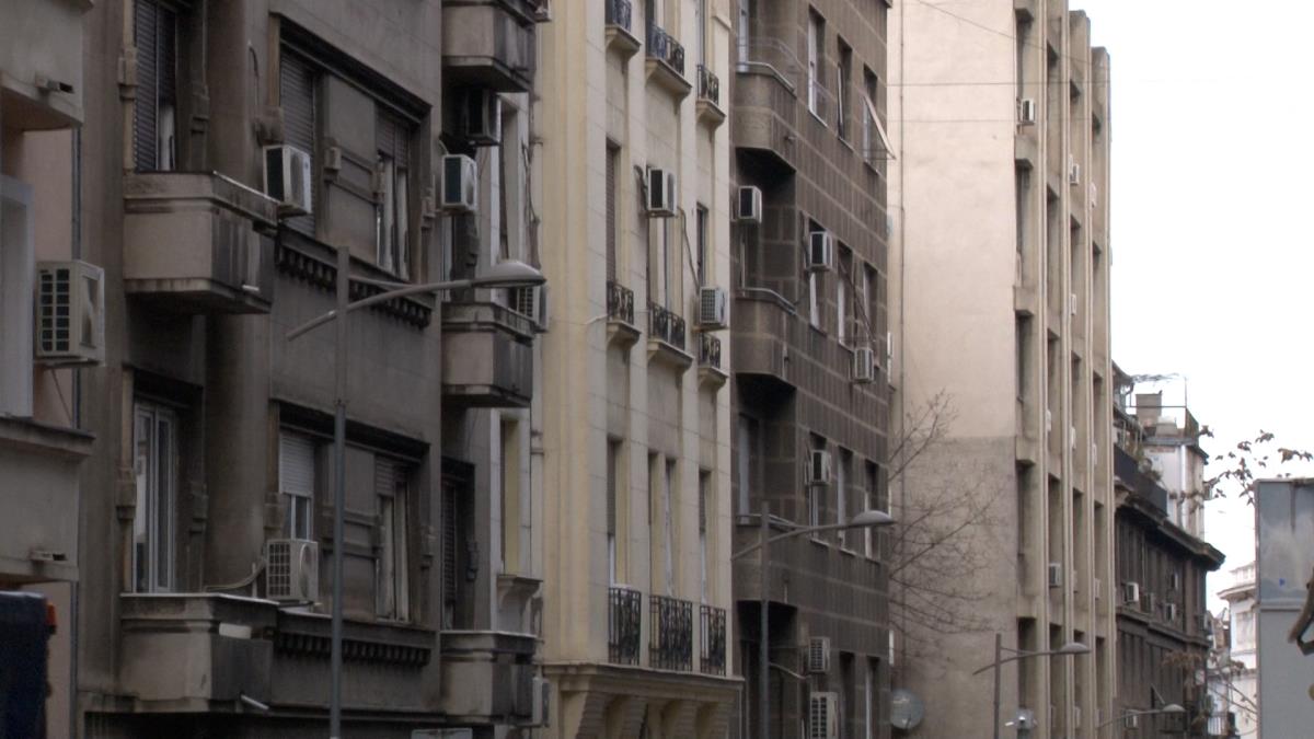 Stanodavac izbacio porodicu sa bebom jer je pukla cev na sudoperi | Kurir