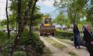 Mladoženja došao bagerom po mladu, svi oduševljeni | Kurir