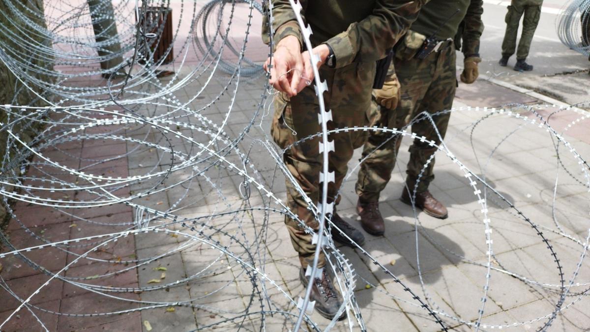 KFOR UKLONIO BODLJIKAVU ŽICU U ZVEČANU: Znak da situacija ide u pravcu deeskalacije i smirivanja ...