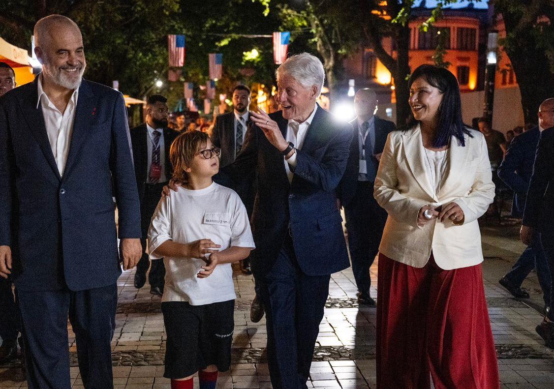 USUKAO SE, OSEDEO SKROZ, PODSEĆA NA STARCA: Najveći američki praznik ...