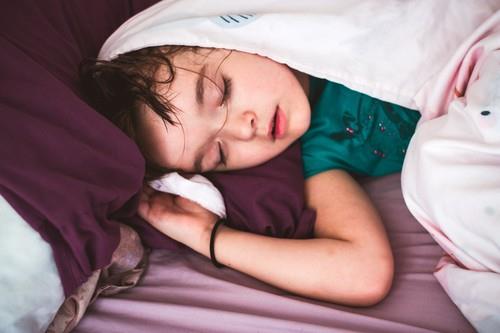 Doktor upozorio da noćno svetlo može da ugrozi vid deci | Kurir