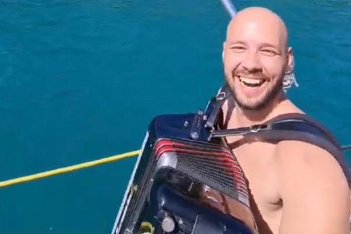 Zvezda Granda zasvirao harmoniku, kupači zaigrali kolo u moru | Kurir