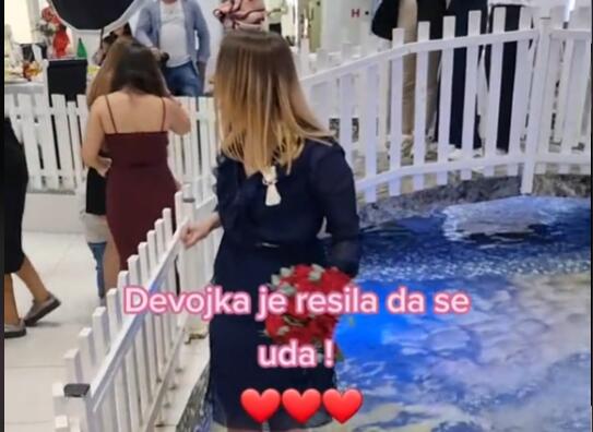 Svadba u Srbiji, ušla u vodu do kolena da uzme bidermajer (VIDEO) | Kurir
