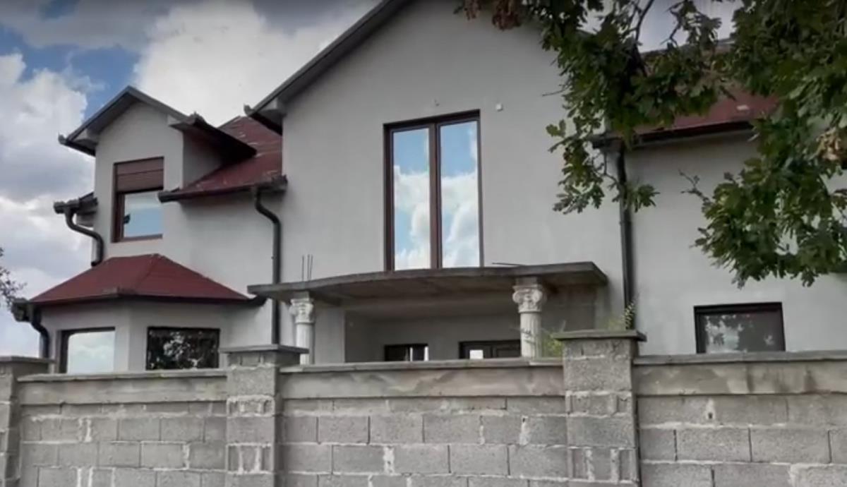 Darko Lazić Ima Tri Stana U Gradu I Dve Kuće Na Selu Kurir