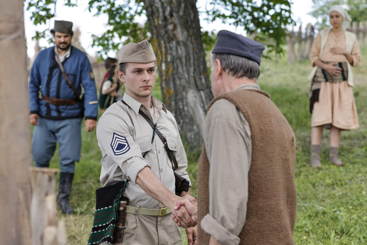 Ko Stiven Mur koji igra američkog piliota u srpskom filmu | Kurir
