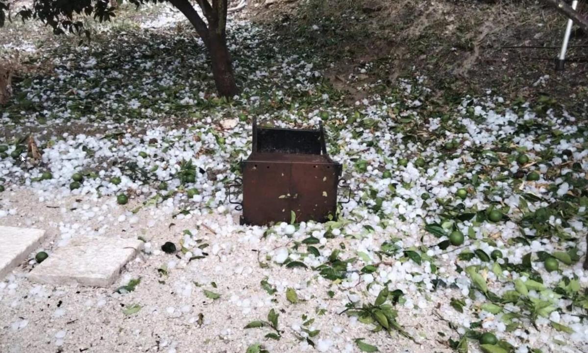 POLUDELA KLIMA: Na Siciliji u isto vreme bukte požari i pada grad ...