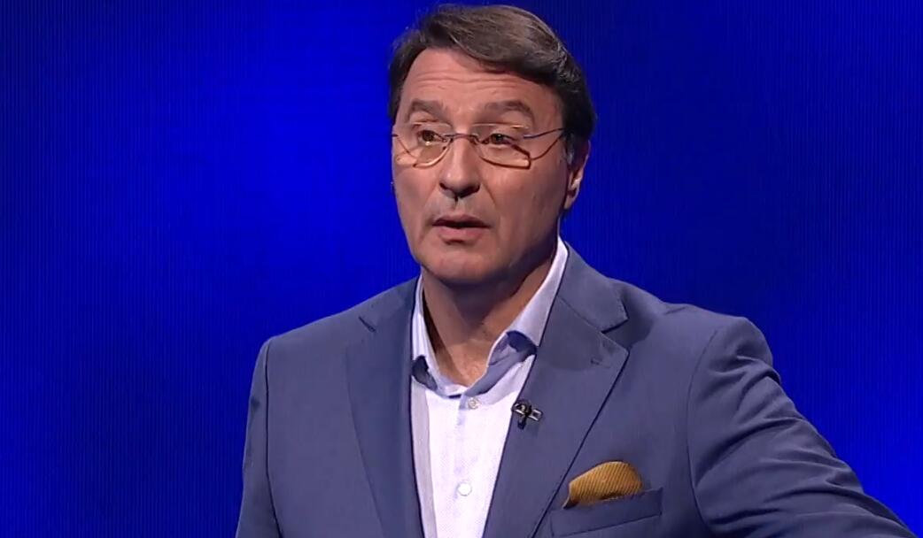 Jovan Memedović pao sa stolice u studiju | Kurir