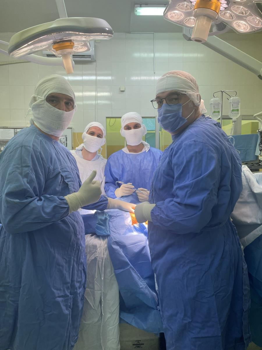 PLAVI MANTIL, UMOTANA GLAVA, SAMO OČI VIRE: Ovako izgleda Oliver Dulić ...