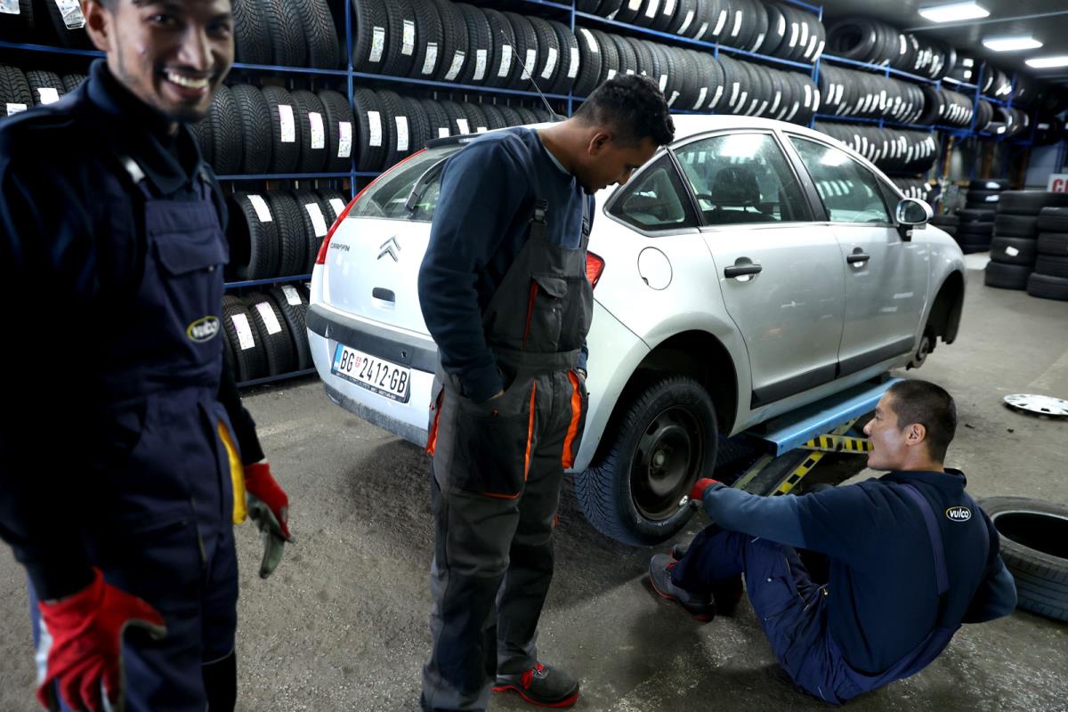 Radnici iz Nepala rade kao vulkanizeri u Srbiji | Biznis Kurir