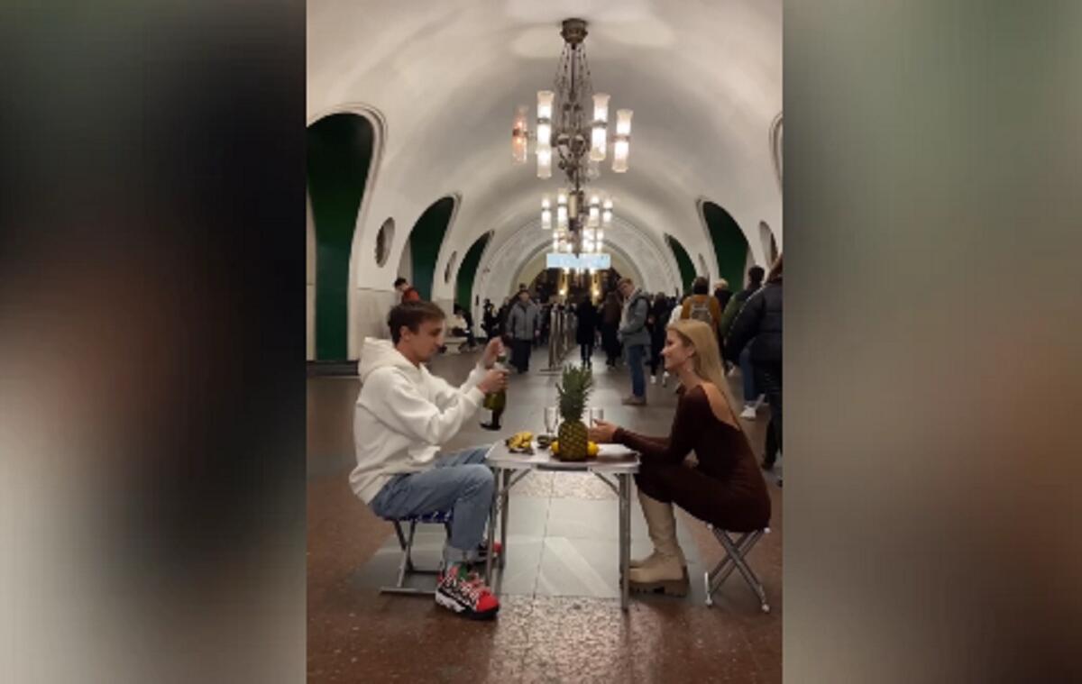 Rus zaprosio devojku u metrou, pa zaglavio 5 dana zatvora | Kurir