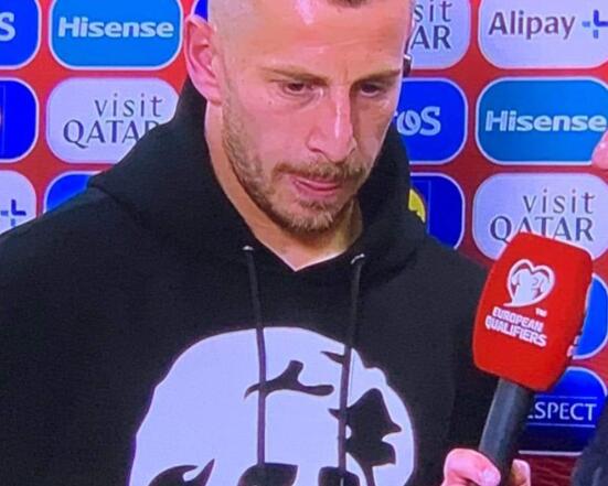 Albanski fudbaler slavio plasman na EURO u duksu sa likom Adema ... Albanski fudbaler slavio plasman na EURO u duksu sa likom Adema ...