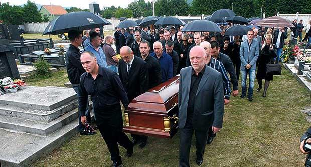 SAHRANJEN BATA KANKAN: Plakao i Milo Đukanović! | Kurir