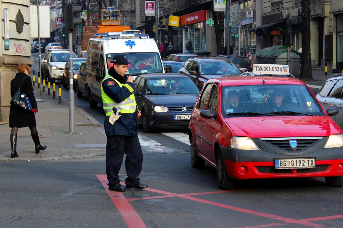 Saobraćajni policajac pomogao baki da pređe ulicu! | Kurir