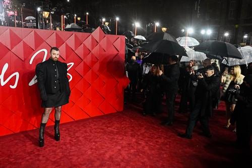 Sem Smit na crvenom tepihu u mini suknji i vrtoglavim štiklama | Kurir