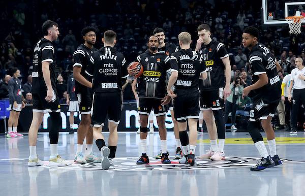 Košarkaši Partizana u OAKA Areni izašli u majicama sa likom Dekija i ... Košarkaši Partizana u OAKA Areni izašli u majicama sa likom Dekija i ...