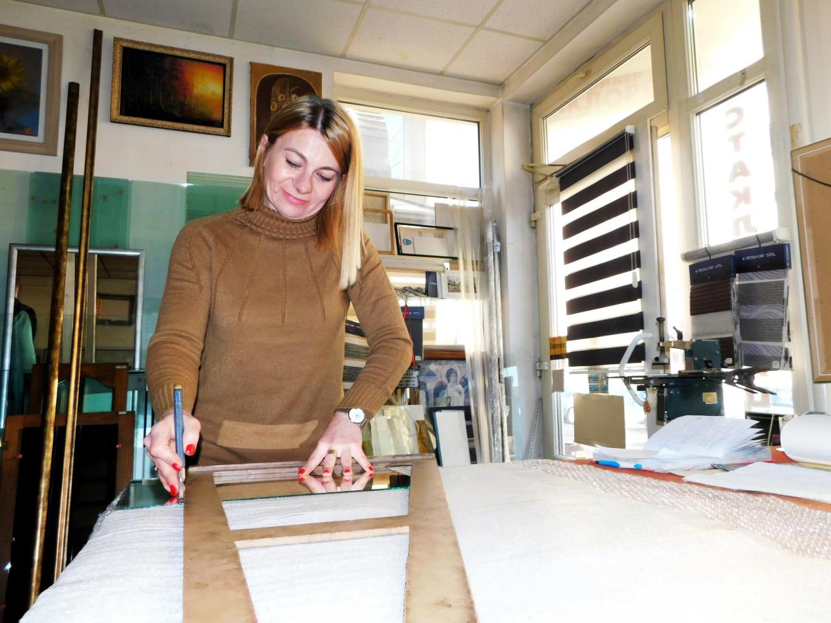 Radmila iz Loznice radi kao staklorezac | Kurir