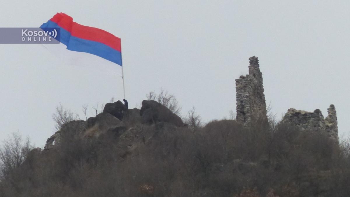 Ponovo postavljena srpska trobojka na tvrđavu Zvečan | Kurir