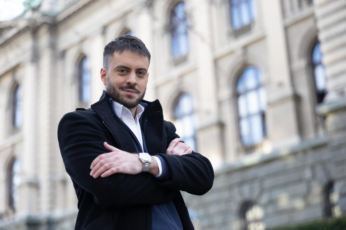 Voditelj Nikola Topalović o dolasku na Kurir televiziju i odrastanju u ...