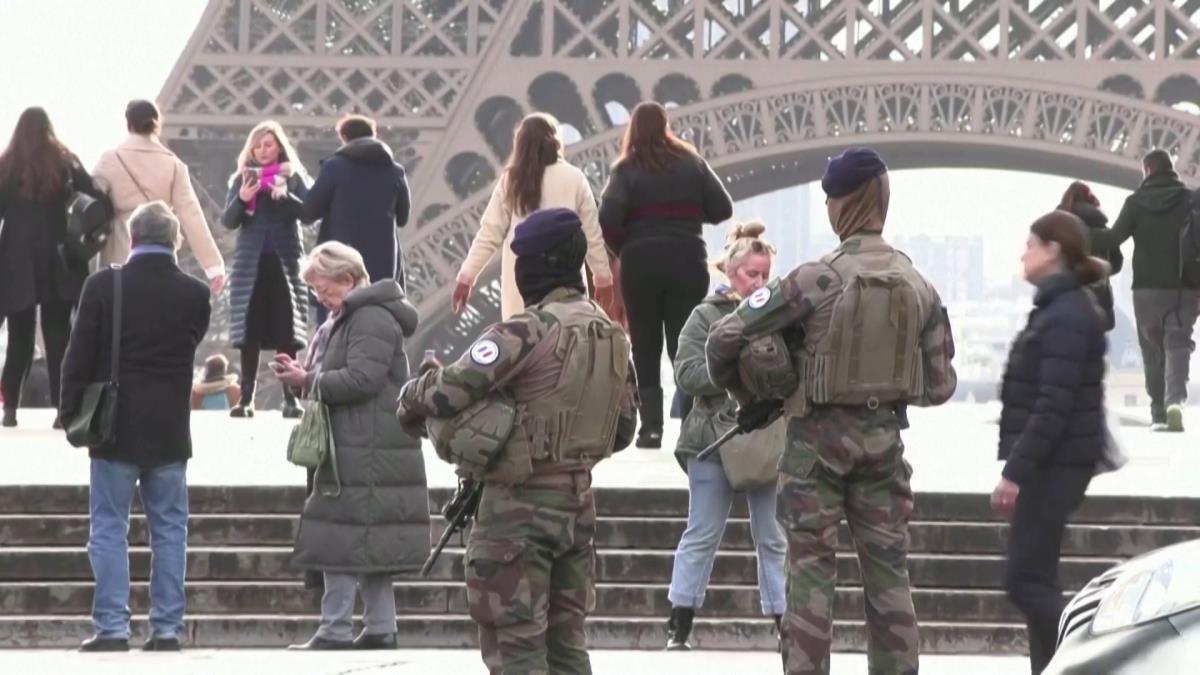 Nivo bezbednosti Francuske podignut na najviši stepen, naoružani vojnici hodaju Parizom | Kurir