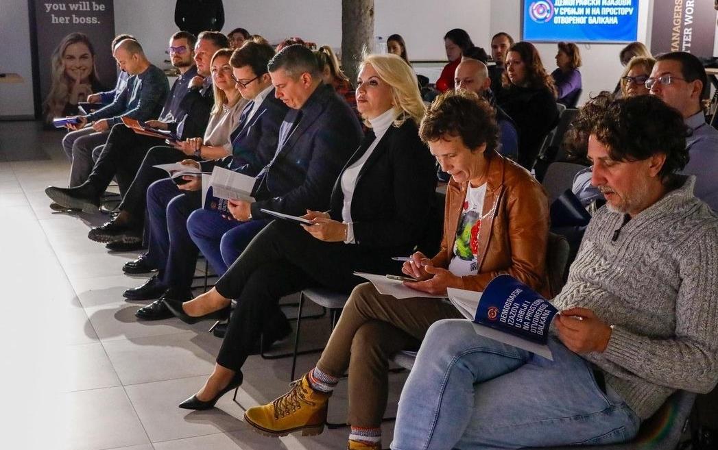 OVO JE OMILJENI MODNI KOMAD MINISTARKE Ima ga u skoro svim bojama, a ...