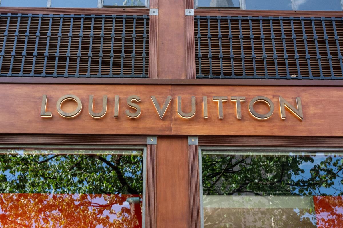 LUJ VITON OŠTETIO 400.000 KUPACA! | Biznis Kurir