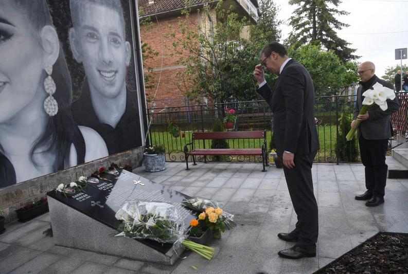 ZLOČIN KOJI JE OSTAVIO DUBOKU RANU NA DUŠI SRBIJE: Vučić položio cveće ...