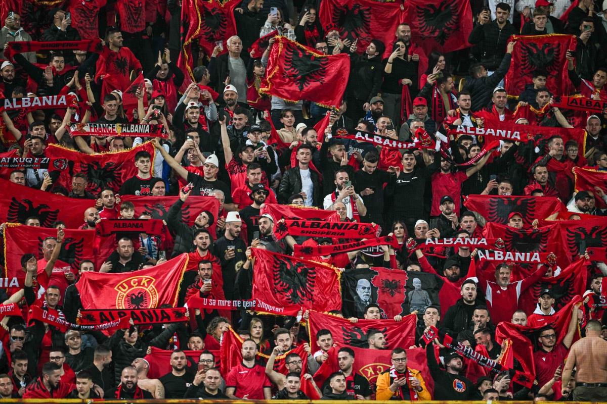 Navijači Albanije okrenuli zastavu Srbije naopačke | Kurir