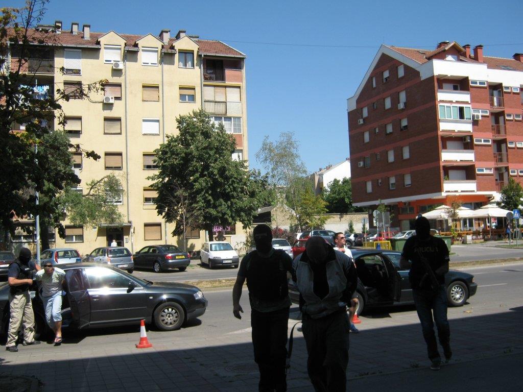 UHAPŠENI NA DELU: S bombom krenuli u pljačku banke! | Kurir