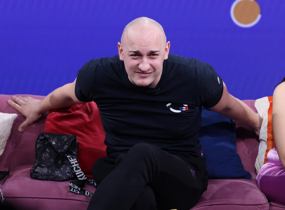 Desingerica ispolivao fana na nastupu! Reper prevazišao sam sebe: Uzeo ...