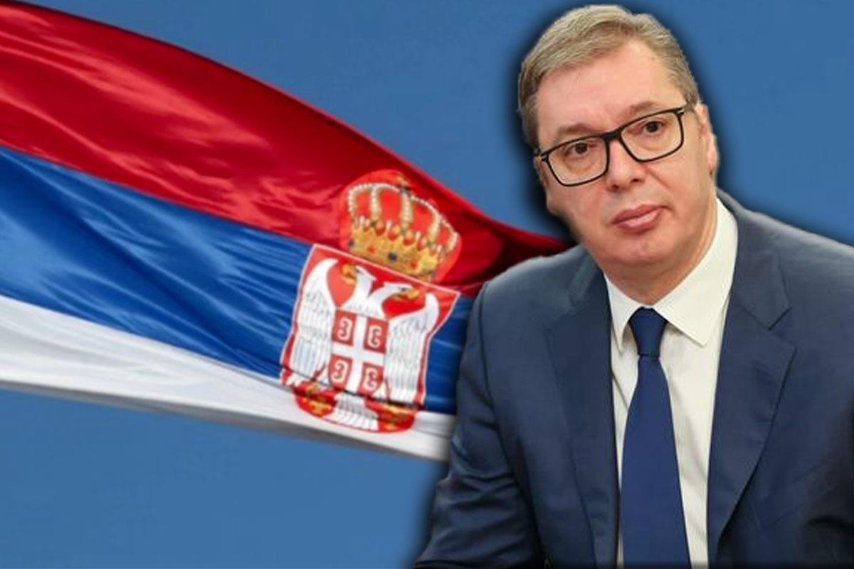 Predsednik Vučić sa zastavom Srbije | Kurir