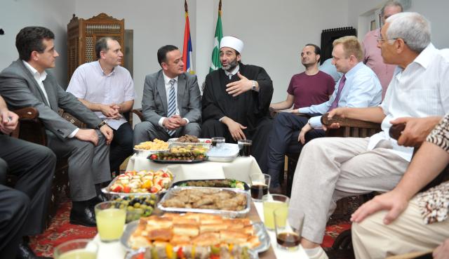 BEOGRAD: Tradicionalna Bajramska sofra održana ispred Bajrakli džamije! | Kurir