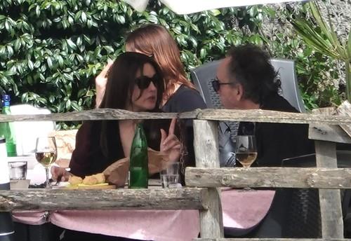 Tim Barton na stubu srama zbog načina na koji se ophodi prema moniki Beluči | Kurir