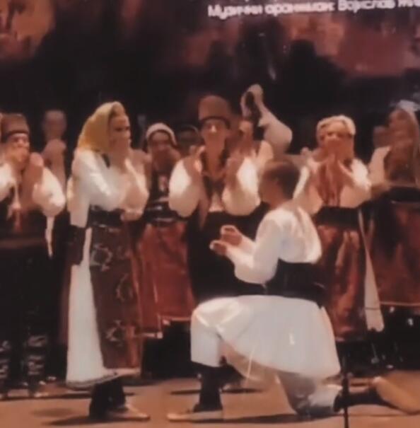 Mladić na nastupu ansambla klekao i zaprosio devojku | Kurir