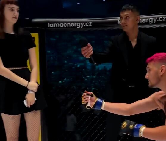 Zaprosio devojku pred 20.000 ljudi pa doživeo hladan tuš | Kurir