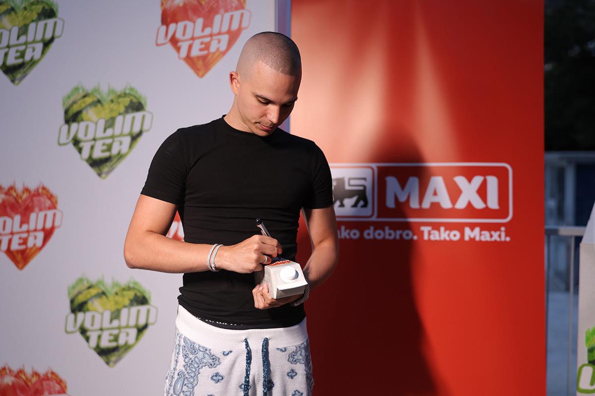 VOYAGE SE DRUŽIO SA FANOVIMA U MAXI-ju: Pevač potpisivao svoj novi ...