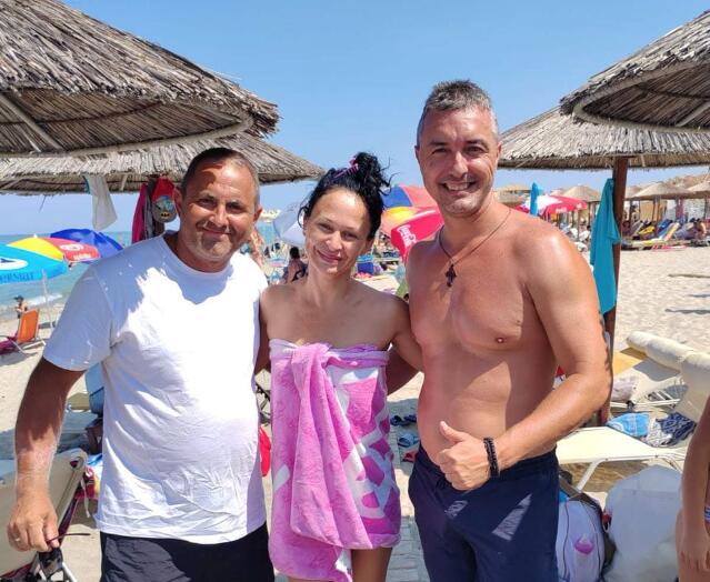 Letos je cela Srbija brujala o troje ljudi sa slike zbog onoga što su uradili na plaži u Grčkoj ...