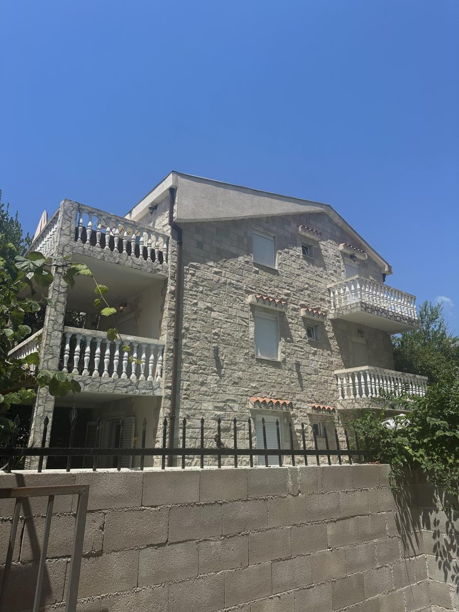 Pevačica se udala za fudbalera a vilu dobila od drugog muškarca | Kurir