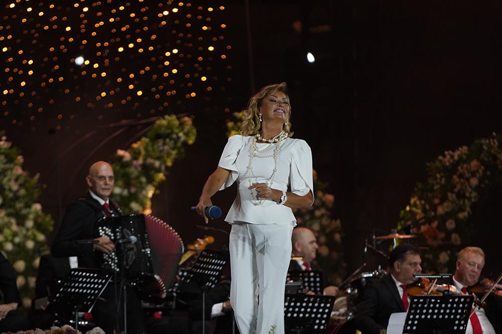 Ima 57 godina, a kad se skine nema joj ravne na srpskoj estrade: Folkerka otkida kako izgleda u ...