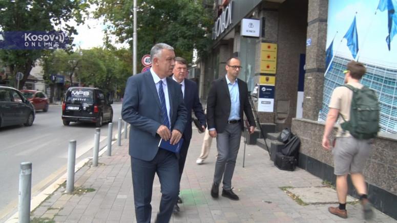 Zgrade srpskih institucija na severu KiM i dalje blokirane | Kurir